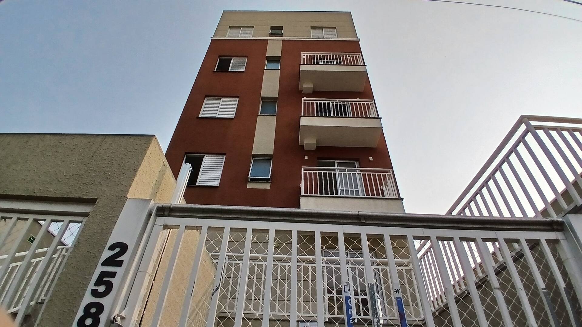 EDIFÍCIO RAVENA - 02 DORMITÓRIOS, 01 VAGA COM CHURRASQUEIRA À - 179